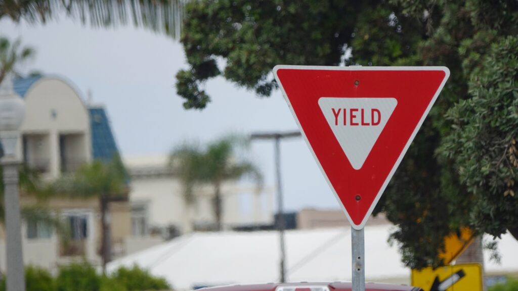 El significado de la señal "yield" en el contexto de la conducción